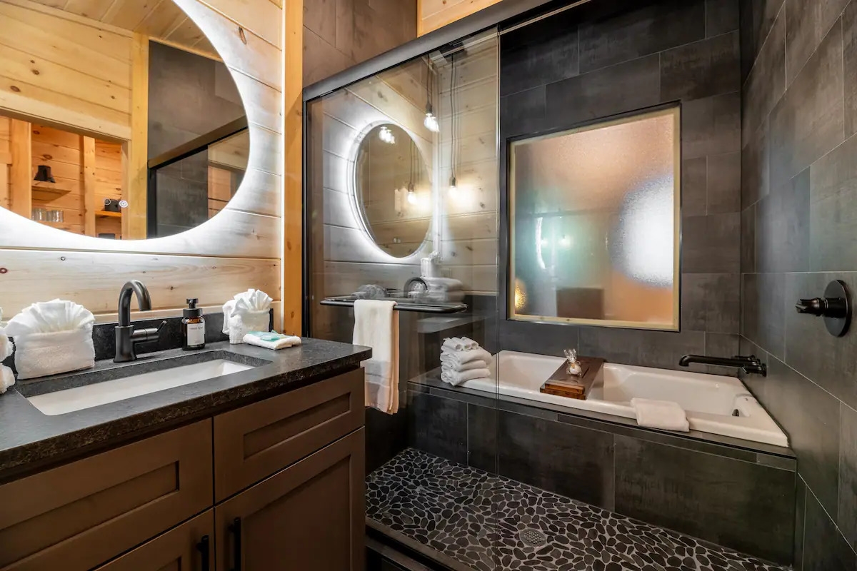 550sqft Treetop Retreat Studio in Sevierville - Tiny House Universe